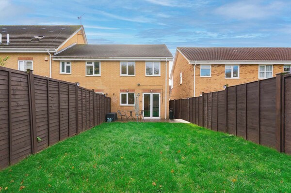 Modern 3 Bedroom Home In Swindon With Parking - Swindon