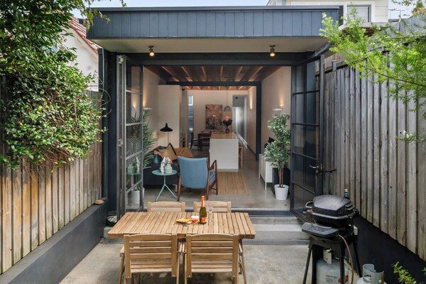 Charming Annandale Oasis With Garage Parking - Camperdown