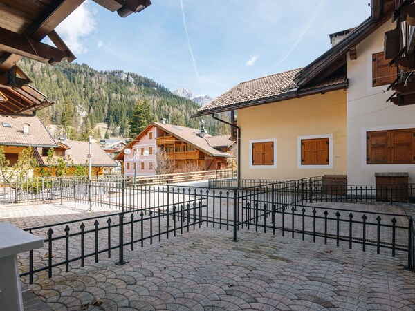 Incantevole Appartamento Per 5 Persone Con Wifi, Animali Ammessi E Parcheggio - Campitello di Fassa