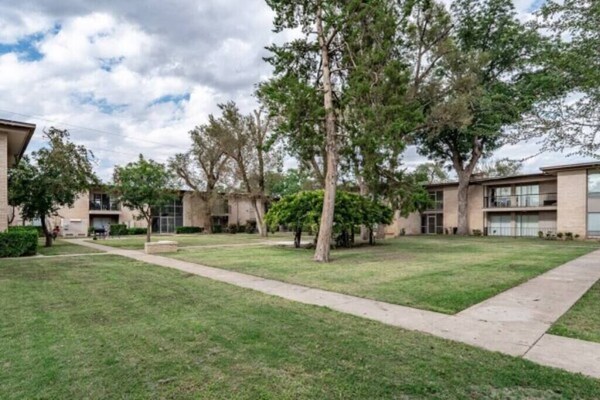 Hoff Gardens 11 - 2br 2ba - Seasonal Pool - Lubbock, TX