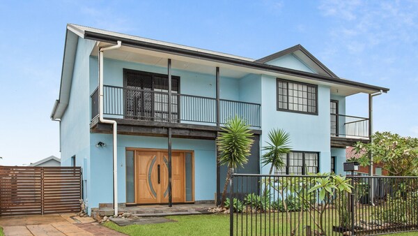 Coastal Blue Is A Large 5 Bedroom Holiday Home On The Nsw South Coast Located In Windang. - Wollongong