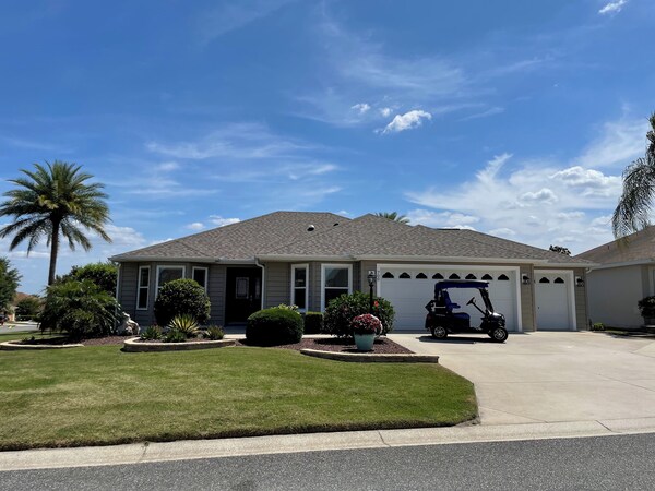 Discover Resort-style Living With A Gourmet Kitchen And Serene Lanai Retreat. - The Villages, FL