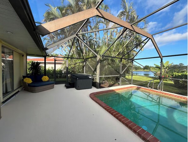 Spacious 4br Lakefront Getaway  Pool, Hot Tub & Family Fun Near Everything! - Port St. Lucie, FL