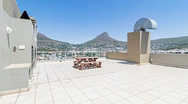 2-bedroom Apartment With Table Mountain, Lionshead Views In Cape Town - Camps Bay