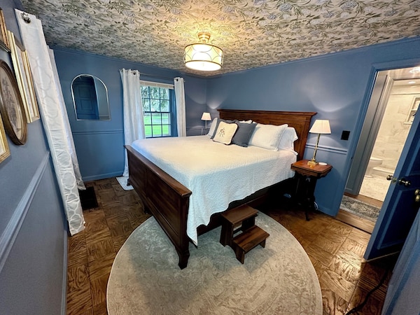 Spacious 5-bedroom Century Home And Barn On 10-acres In Charming Kirtland Ohio! - Concord, OH