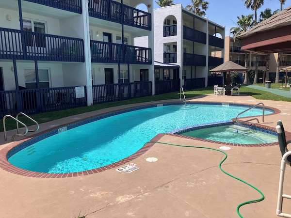 Beach View W/ Large Balcony 200' From Sand. Heated Pool, Hot Tub, 4 Beds, 2 Bath - Port Isabel, TX
