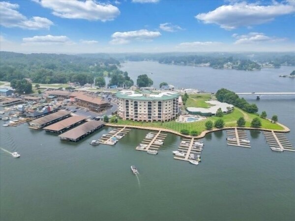 Luxury Condo With Pool. Bridgewater Pointe - Moneta, VA