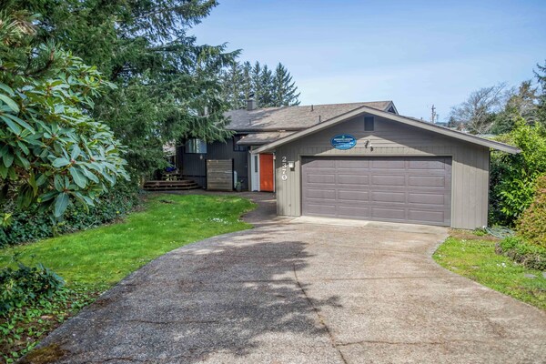 Ocean And Bay View, Two Living Spaces, Hot Tub, Ping-pong, Dog Ok! - Tillamook, OR