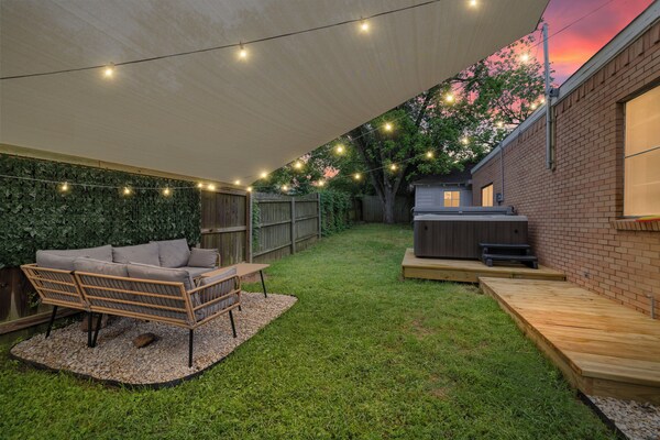 Hot Tub, Projector, King Bed, Yard Games, Family Fun & Vintage Retreat - Tyler, TX