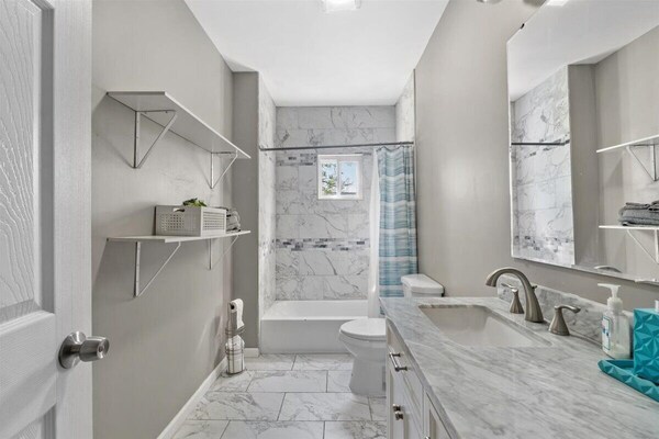 Stylish City Reno Retreat! - Spanish Lake, MO