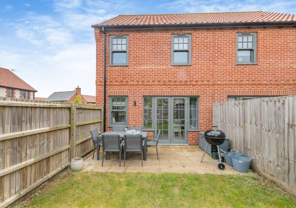 Elice Cottage - Two Bedroom House, Sleeps 3 - Mundesley