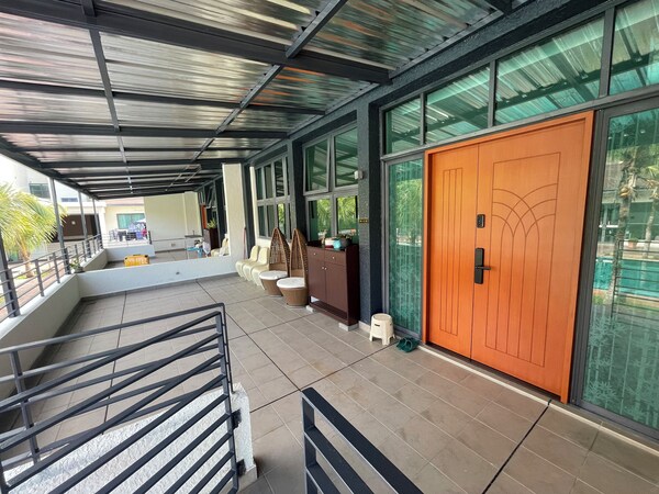 Charming 2-bedroom Pool Villa With Swimming Pool & Gym Right At Your Front - Kota Kinabalu