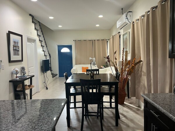 Charming 2-bedroom Townhome In Nassau With Wifi, Ac. Relax And Unwind - Nassau