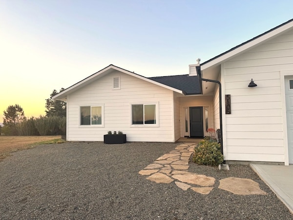 Stylish Wine Country Getaway: 2 Acres, Olive Trees & Sunset Views - Paso Robles, CA