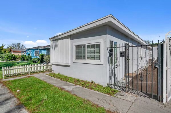 Modern Apartment Near Disneyland - Free Parking - Long Beach, CA