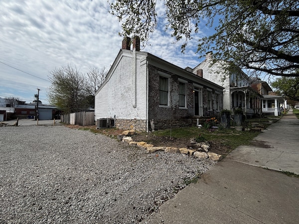 Historic Brick 2-bedroom House In Downtown Hannibal With Off Street Parking Wifi - Missouri