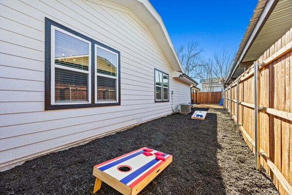 3bed Home Near Dtown Dallas With King Bed&queen Beds+free Parking+fun Backyard - Dallas, TX