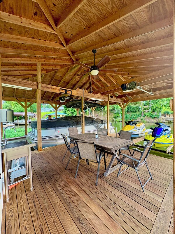 Dockside Dream On Lake Sinclair  Swimming Dock, Porch Views & Room For Everyone - Milledgeville, GA