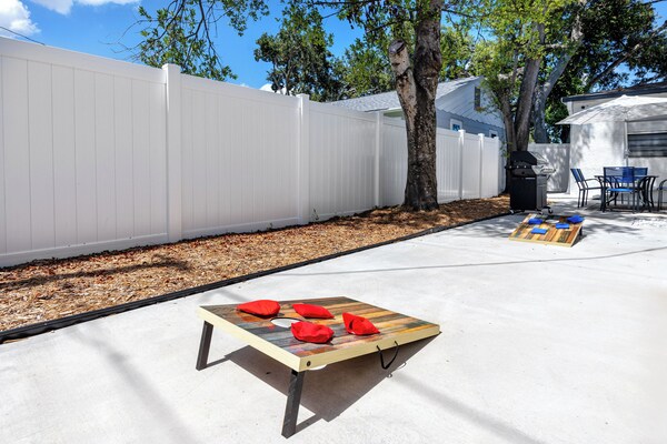 Charming 3br Retreat W/ Private Yard- 15 Min To Gulf Beaches & 6 Min To Dtsp - St. Petersburg, FL