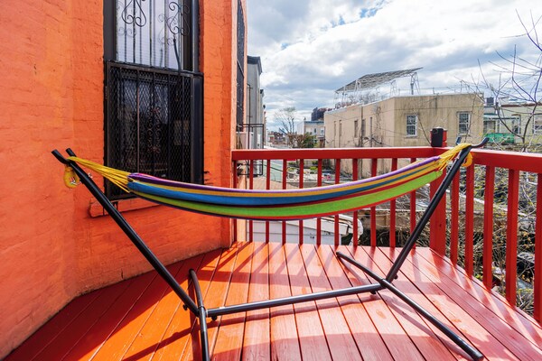 Charming 2-bedroom Brownstone With Bar And Balcony In Enchanting Brooklyn - Brooklyn, NY