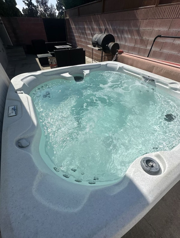 Long Beach Getaway Relax & Unwind With Hot Tub Jacuzzi - Long Beach, CA