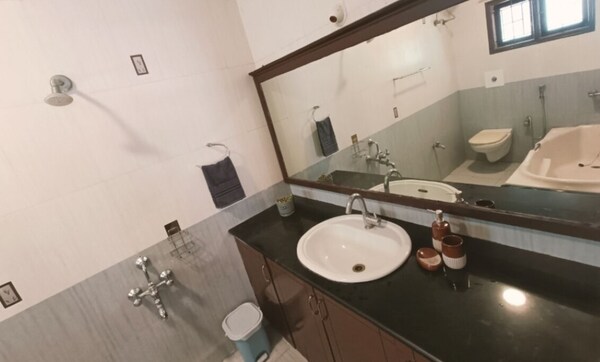 Cozy 2-bedroom Bungalow In Bengaluru-hebbal With Wi-fi, Ac, Balcony And Parking - Bangalore