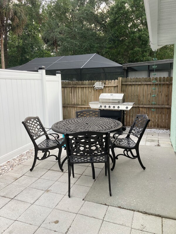 Charming 3 Bedroom Homosassa Hibiscus House! Perfect For 6 Guests And Pets - Homosassa, FL