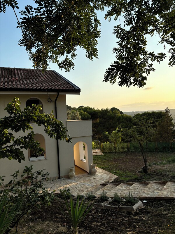 Sea And Mountain Views 5 Minutes From The Beach. Rosmaris - Villa In The Green - Francavilla al Mare