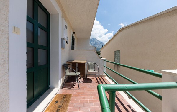 Stunning Apartment In Baska Voda - Promajna