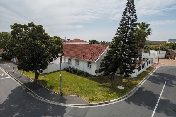 Milnerton Oak Lodge - Cape Town