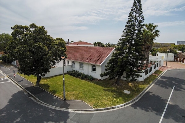 Milnerton Oak Lodge - Cape Town