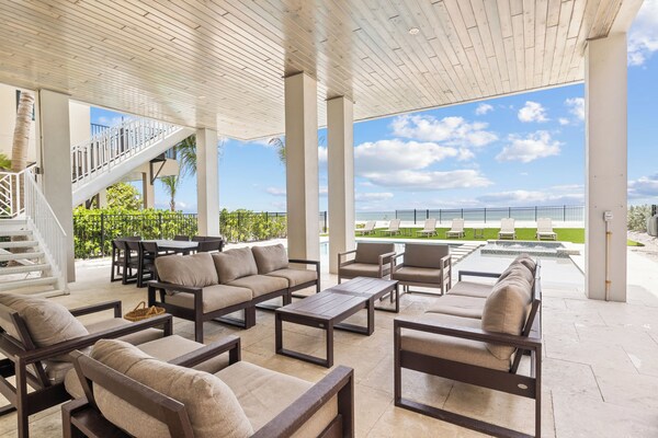 Paradise Beach- 8 Bedroom On The Beach - Bradenton Beach, FL