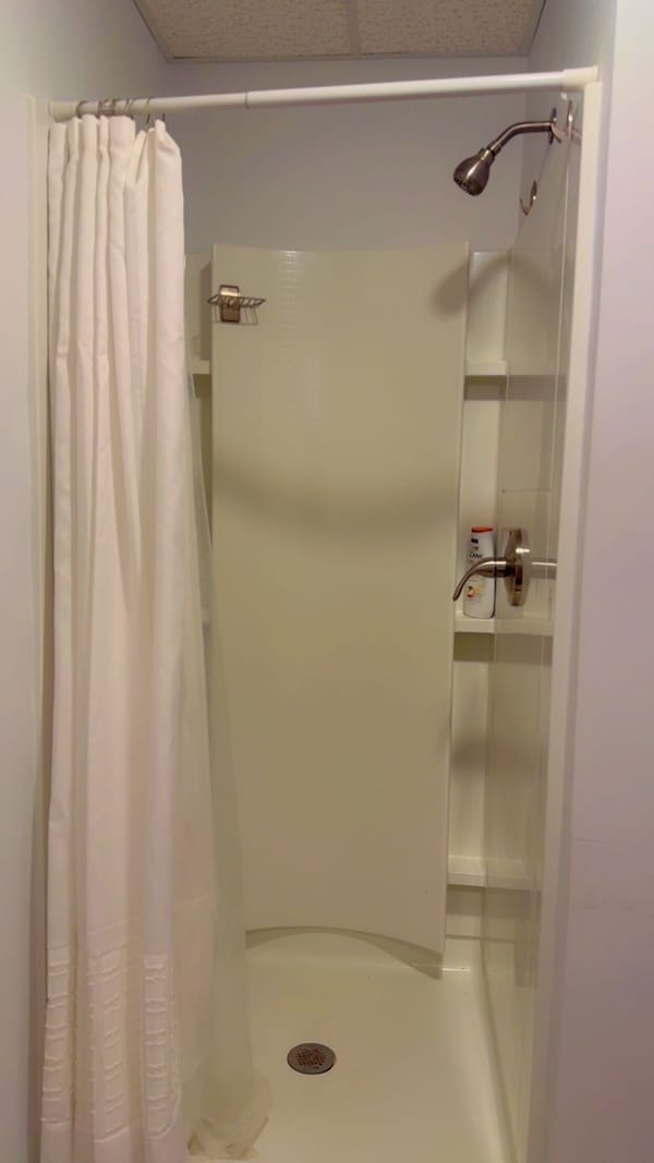 Room Blaze, A Charming 1-bedroom With Wifi, Ac, T.v And Shared Bathroom - Johns Creek, GA