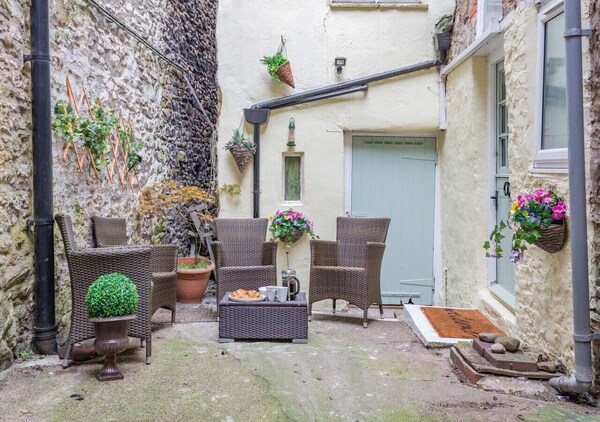 Potters Cottage - Two Bedroom House, Sleeps 4 - Leyburn