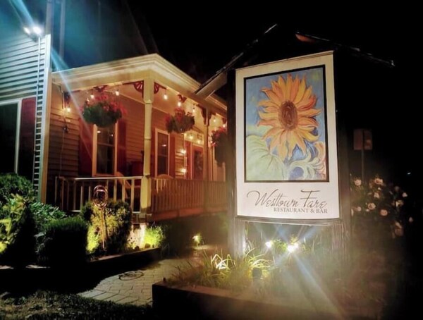 Romantic Spot Above Restaurant., Ideal For The Gourmet - Washington Heights, NY