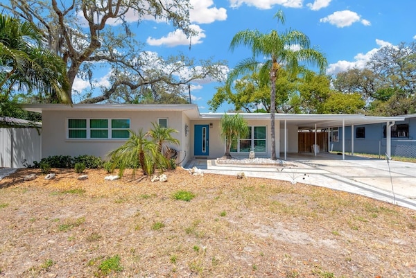 Modern Tampa Hideaway 10 Min Downtown Tampa Ybor City - Tampa, FL