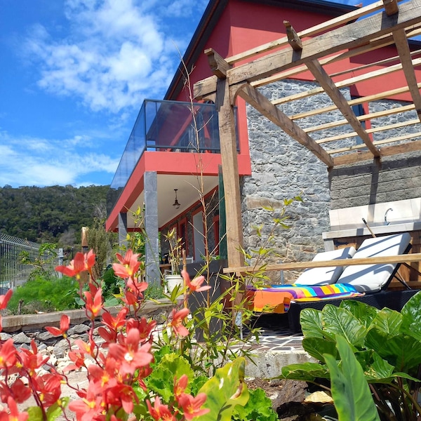 Soothing 2-bedroom House With Wifi In áGua De Pena With A Stunning Panorama. - Madeira