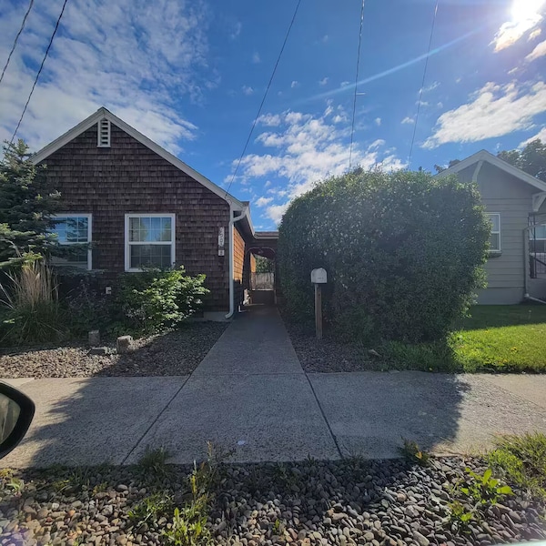 Contemporary Downtown Basement Apartment In La Grande! - La Grande, OR