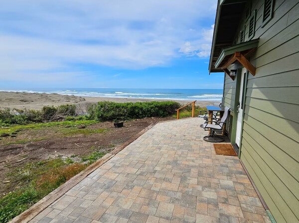 Ocean Front With Private Stairway To Seaside Beach - Westport Beach, CA