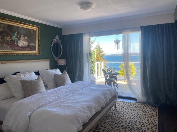 Oceanfront, Beach Access Cozy Bed & Breakfast Loaded  Amenities , Sunny Saltair - Chemainus