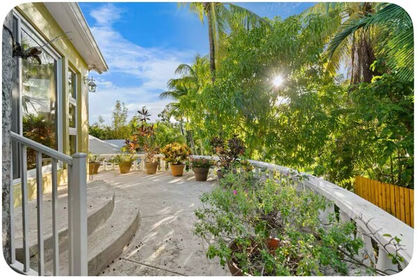 3-bedroom Cottage Home In Charming Newmoon W/ Wifi, Ac. Start Your Vacation Now - Nassau