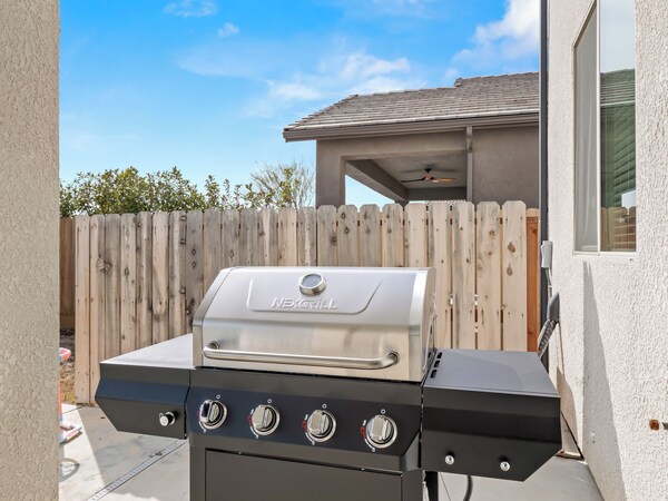 Brand New, Pool, Game Room, Bbq, 2 King Suites! - Fresno, CA