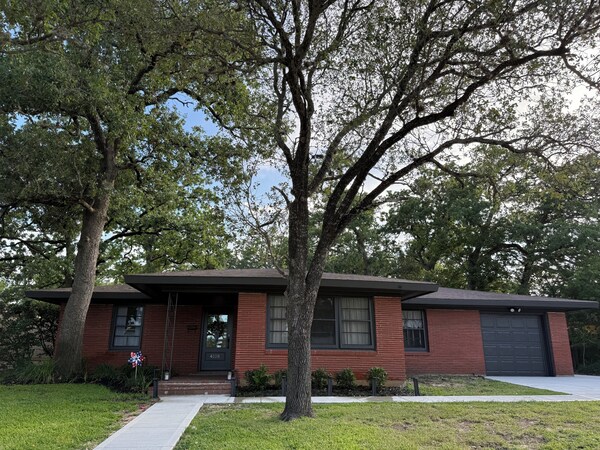 Walking Distance To Campus 3/2, Newly Renovated And Professionally Decorated! - Bryan, TX
