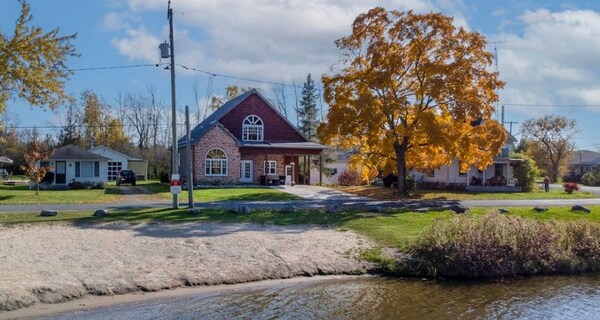 Hastings Haven-spacious House, Waterfront View, Public Beach, Hot Tub, & Kayaks! - Norwood