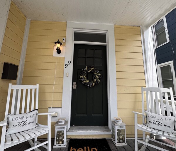 Spacious 3-bedroom Apartment In Catskill Village - Walkable To Area Attractions - Catskill, NY