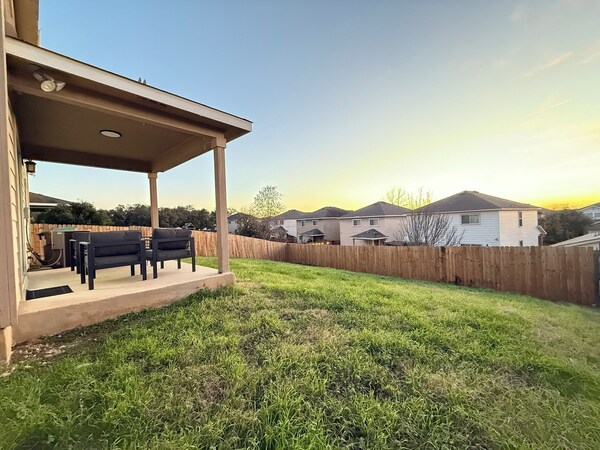 4 Bed Near Jw Marriott Air Hockey Ping Pong Tables - Universal City, TX