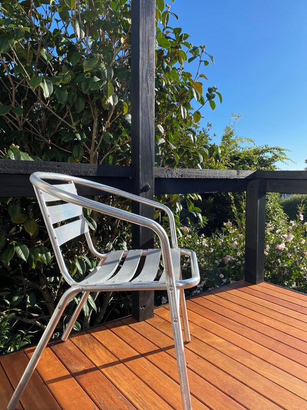 Walking Distance To Central Nelson, A Sun-drenched Cottage With Views To The Sea - New Zealand