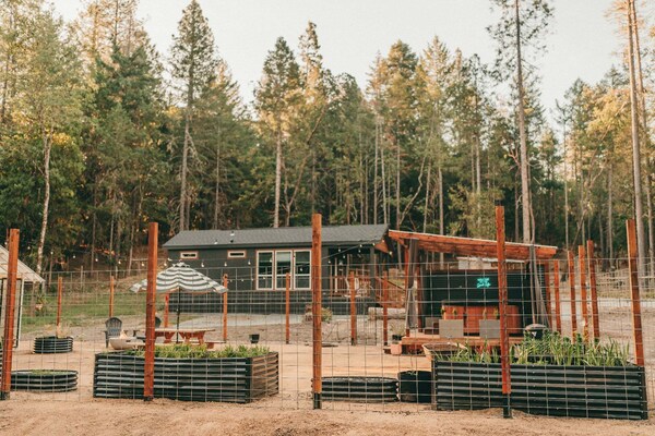 Tiny Cabin Retreat W/hot Tub & Alpacas Rescue - Oregon