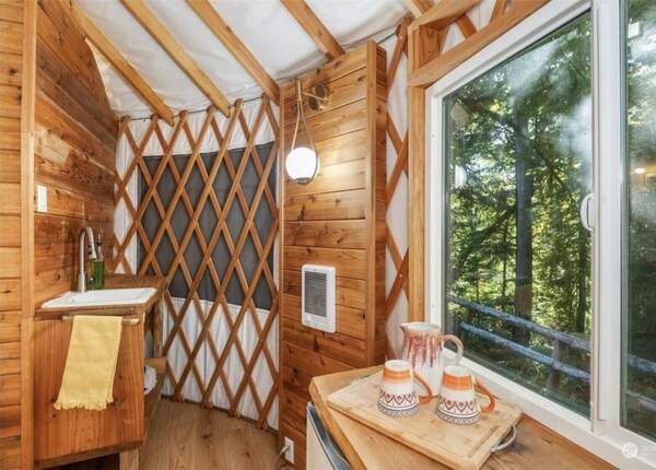 Tranquil Forest Yurt Retreat In Washington State. - Washington