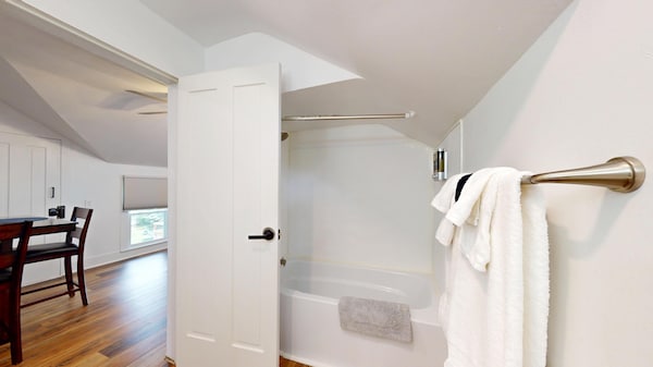 Recovery Loft 1-bedroom Apartment In Mansfield With Wifi, Ac, Full Kitchen - Central Park, Mansfield
